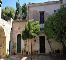 Antico baglio siciliano con terreno vicino al mare